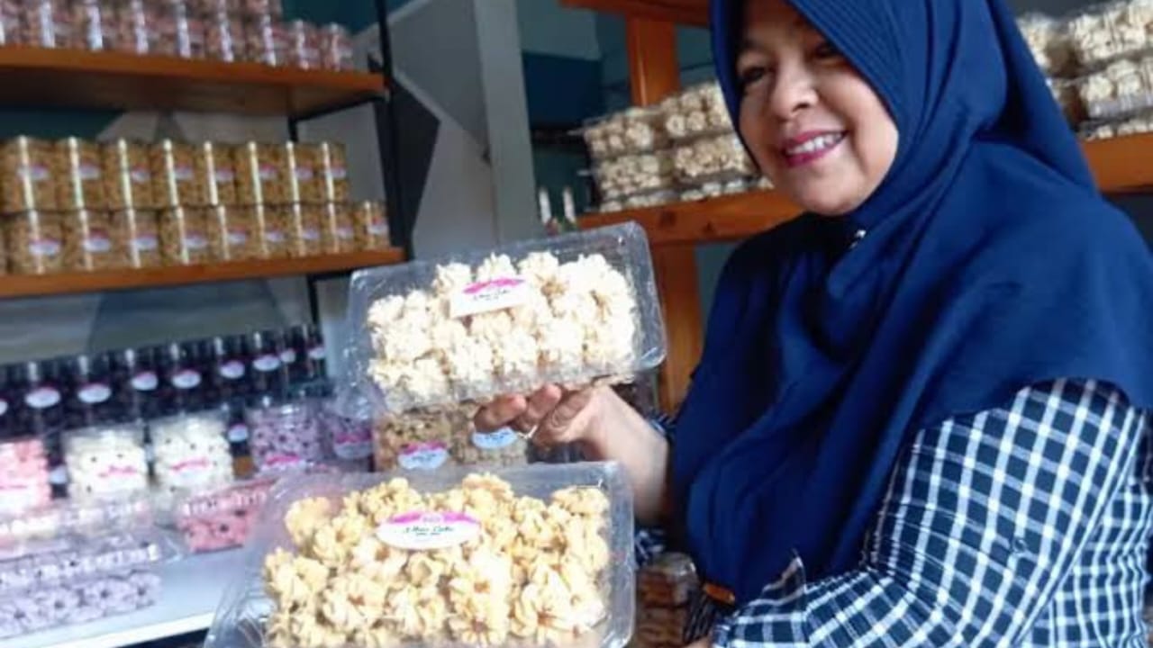 Kue Kering Mawar Jadul Blitar Masih Jadi Primadona di Ramadan 2025 ...